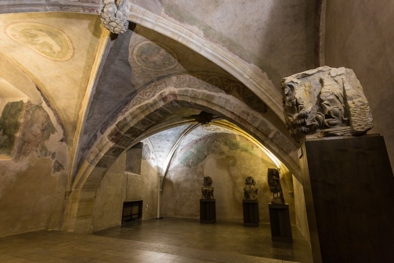 House at the Stone Bell | Avantgarde Prague