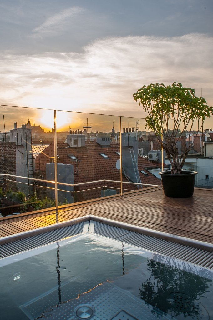 Undisturbed Relaxation in an Outdoor Jacuzzi With Views of Prague’s ...