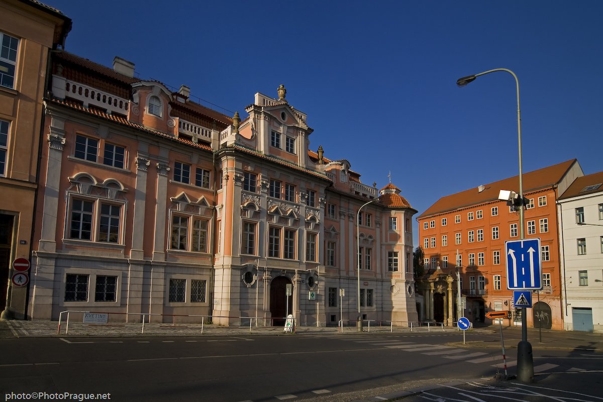 Charles Square | Avantgarde Prague
